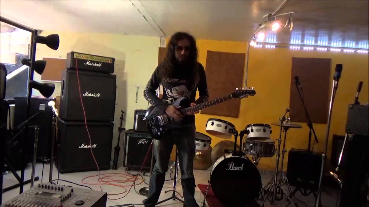 EL TEMPLO DEL ROCK, GUITARRA AUTOGRAFIADA POR ALEX LORA - YouTube