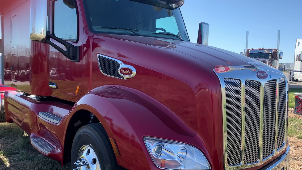WALKAROUND: 2021 PETERBILT MODEL 579 ULTRALOFT - YouTube