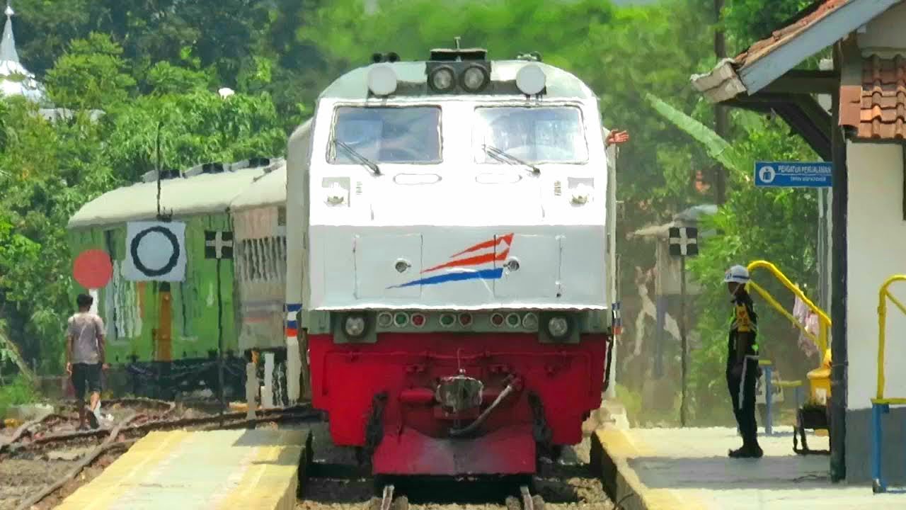 Ngabrett ! Kompilasi Kereta Api Berjalan Langsung Di Stasiun Leles ...