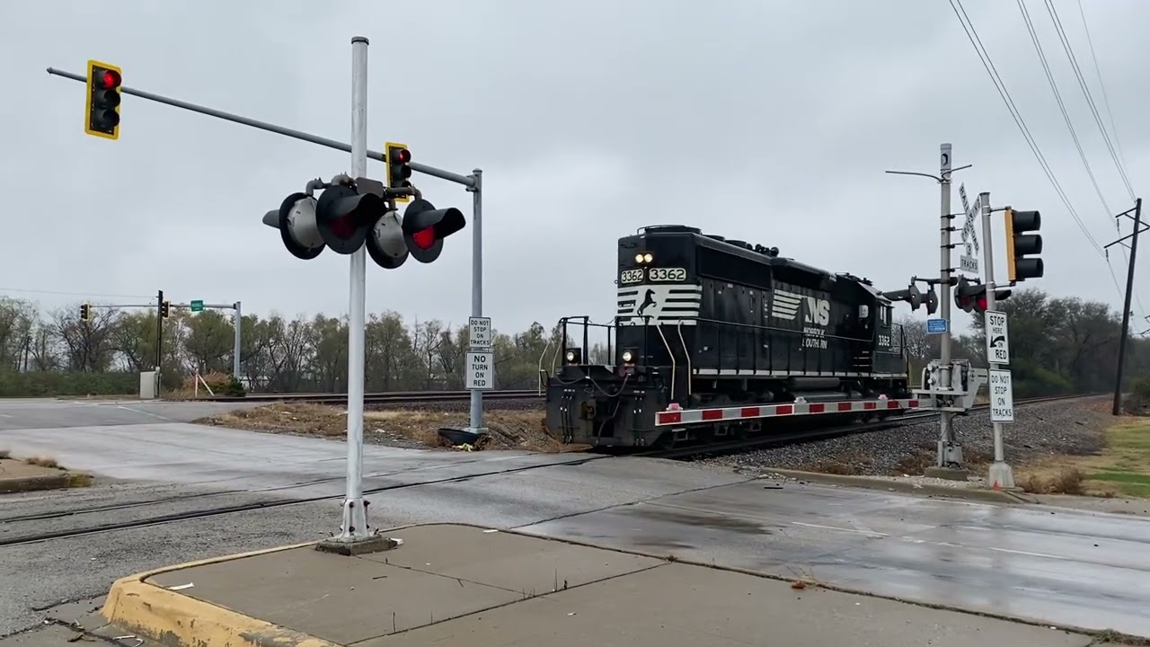 11-15-22: NS light engine move at Granite City IL - YouTube