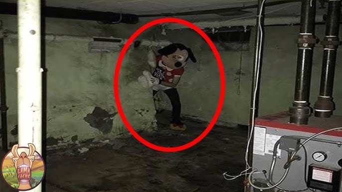 Choses Effrayantes Fantôme La Nuit à L'extérieur Dans Les Lumières