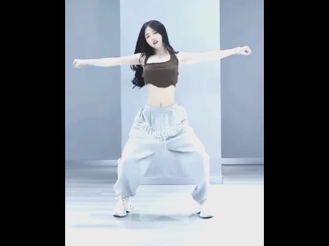 Sexy girls dancing in tight and also baggy pants. #wow #grind #hot 🙌😵🤪