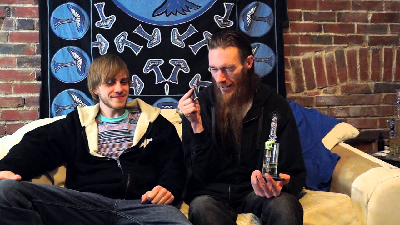 Tokin Daily Reviews a Bong (Solidarity Ukraine)! - YouTube