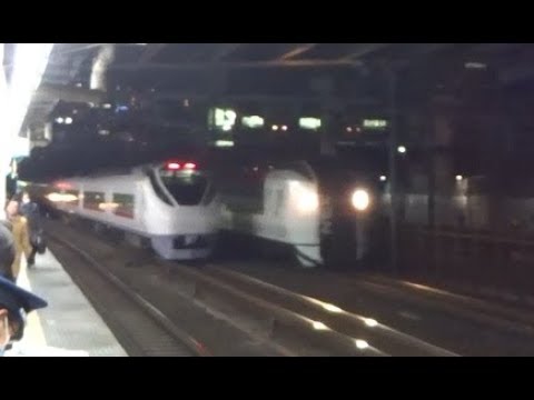 ダイヤ乱れが原因で実現した田町駅前での上野東京ライン常磐線特急E657系と東海道線E259系のすれ違い - YouTube