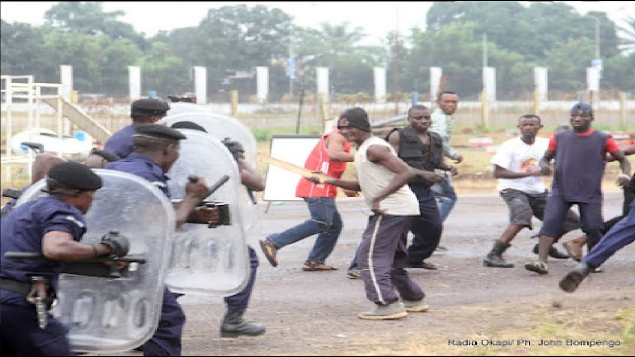 PHENOMENE KULUNA A KINSHASA LA POLICE AFFRONTE LES JEUNES KULUNA - YouTube