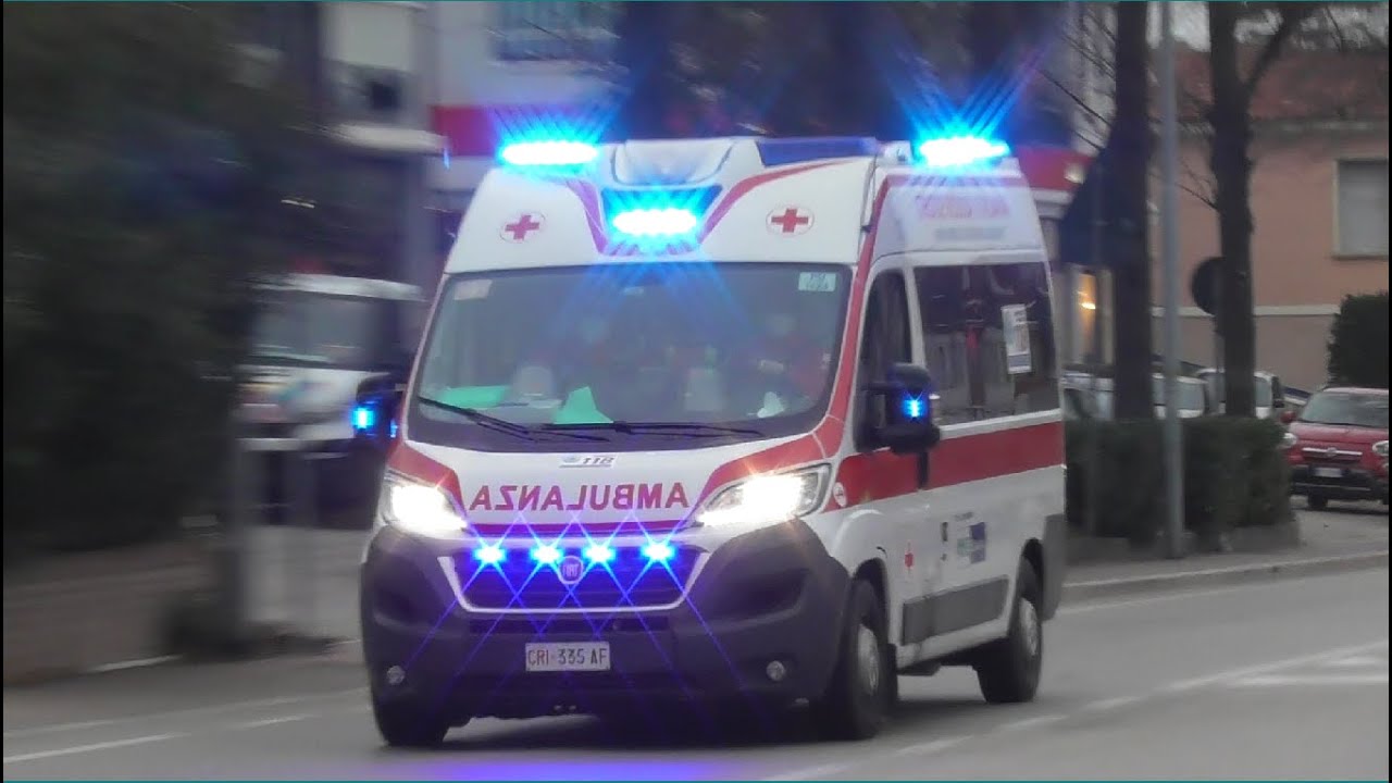 Ambulanza CRI di Pesaro in Emergenza / Italian Red Cross Ambulance in ...