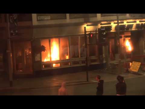 London Riots Pub Looting & Fire, Woolwich 8/8/11 - YouTube