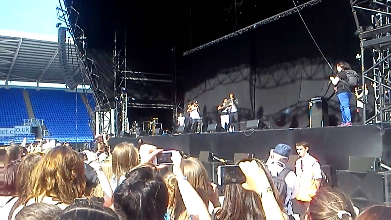 JLS singing Beat Again at Reading Allstarz - YouTube