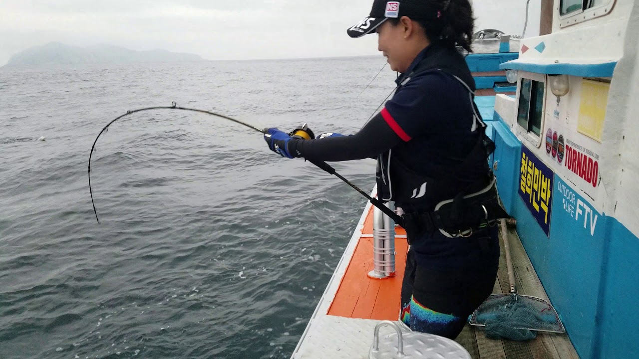 28.5kg(63 lb) yellowtail (kingfish) on a jig in Korea - YouTube