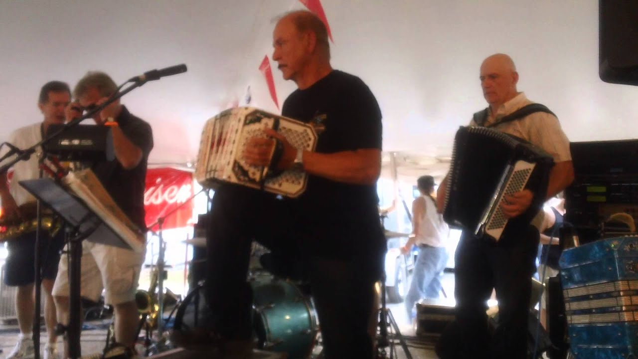 Roger Majeski plays at the Pulaski Polka Days on 7-17-2015 - YouTube