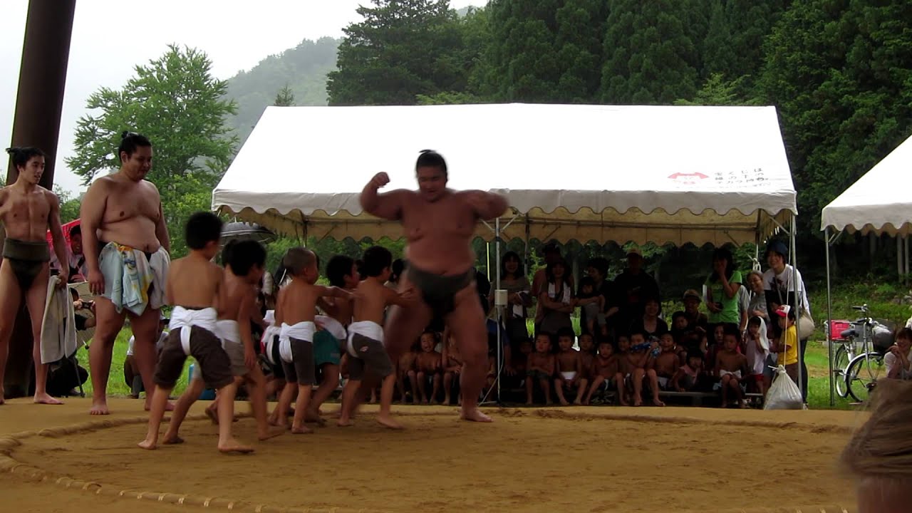 sumo wrestlers playing with kids @ takayama - YouTube
