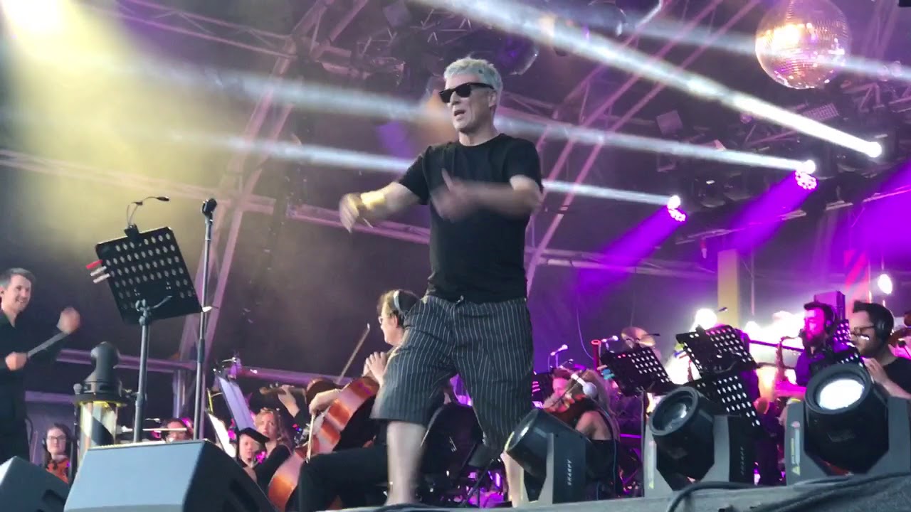 Bez from Happy Monday dancing to Haçienda Classiçal | Live | Happy Days ...