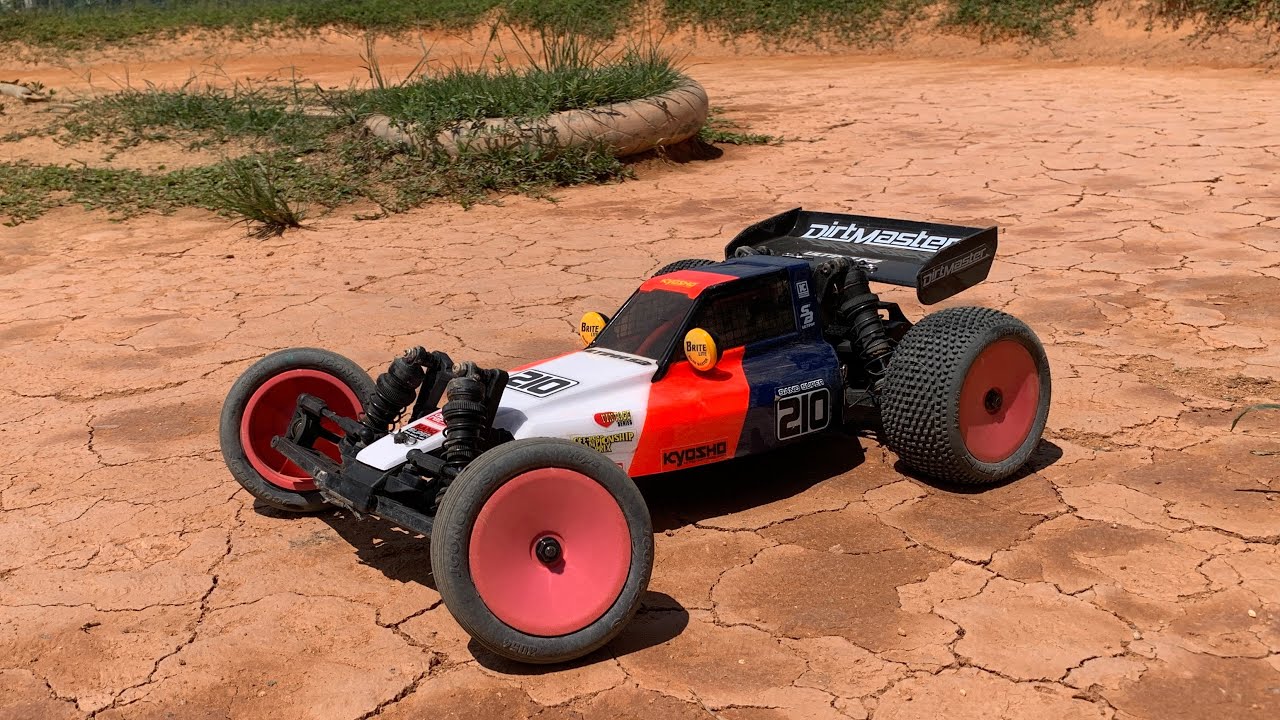 Kyosho Dirt Master Timed Laps and Dirt Track Racing Fun - YouTube