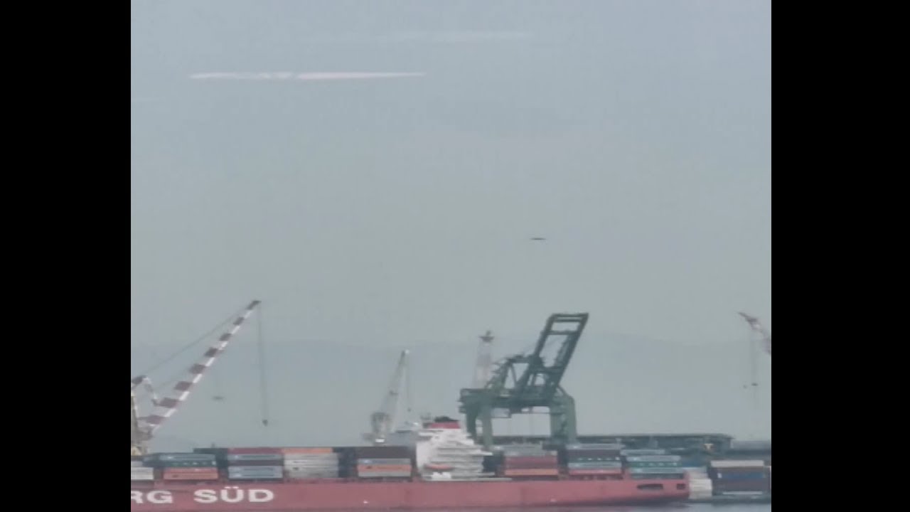 OVNI Paira Sobre Porto no Rio de Janeiro, BR UFO Flying Over Rio de ...