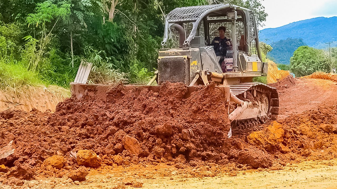 Bulldozer Komatsu D68 Dozer Mini Bekerja Membangun jalan kampung - YouTube