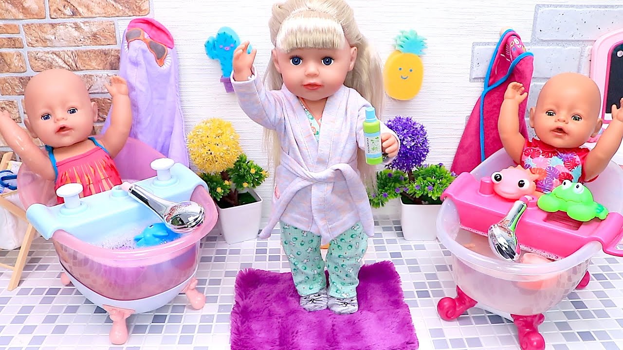 Twin dolls bath time rouitne with bubbles! Play Dolls family time - YouTube