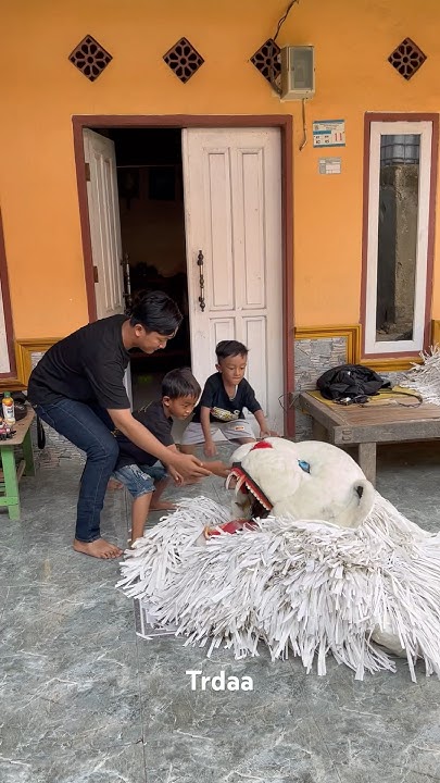 Keluar rumah ada can macanan malah dimakan - YouTube