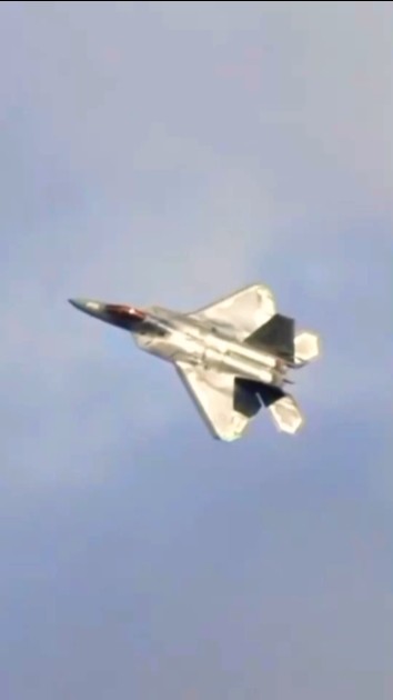 Incredible Footage of the F-22 Raptor in Action - YouTube