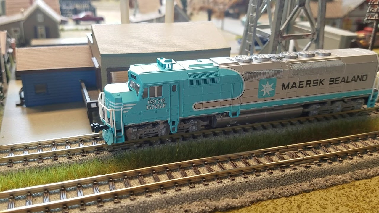 Kato N scale SDP40F MAERSK - YouTube