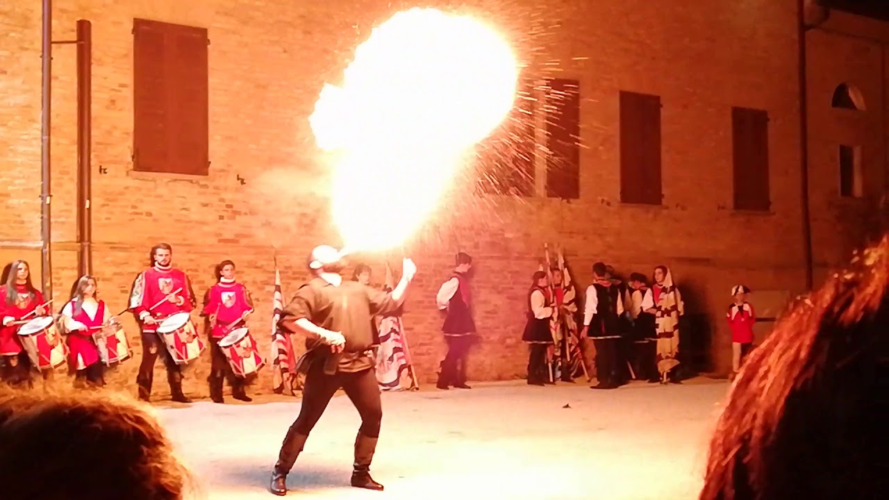 SPETTACOLO CON IL FUOCO. Lo sputafuoco. - YouTube
