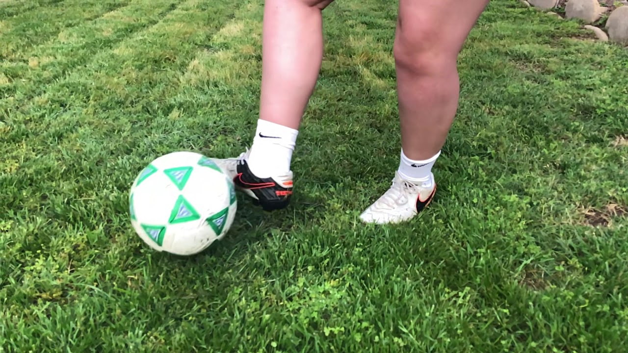 How a soccer pass should look (slow motion) - YouTube