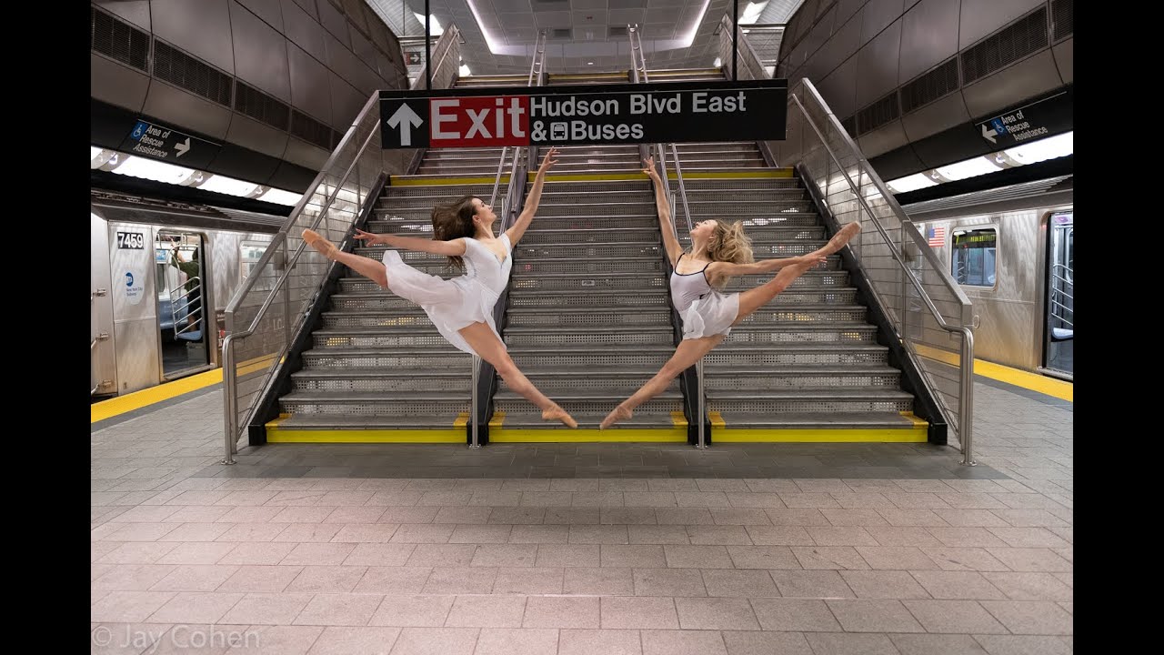 Photographing two ballerinas in the New York City subway - YouTube