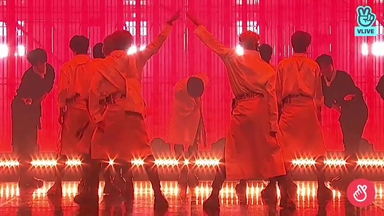 Changbin's & Hyunjin's part "Ne sonnim" (Yes, sir and ma'am) in "神메뉴 ...