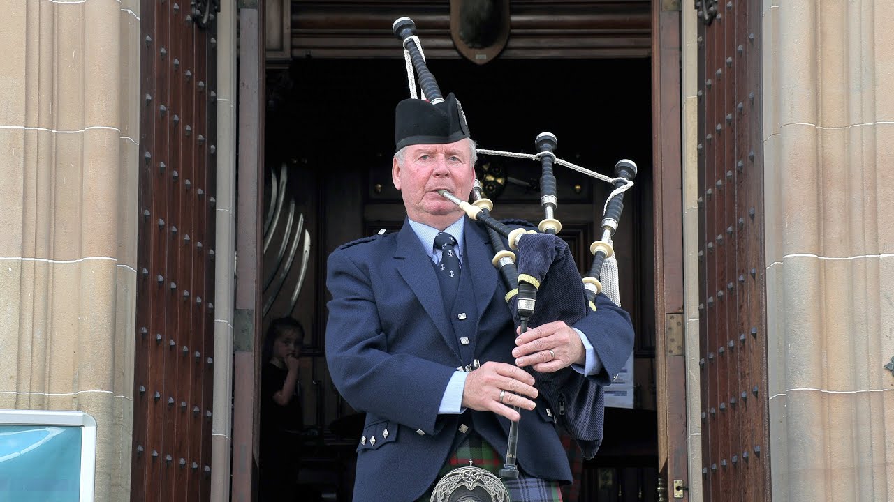 Pipe Major Ian Duncan playing The Atholl Highlanders at Blair Castle in ...