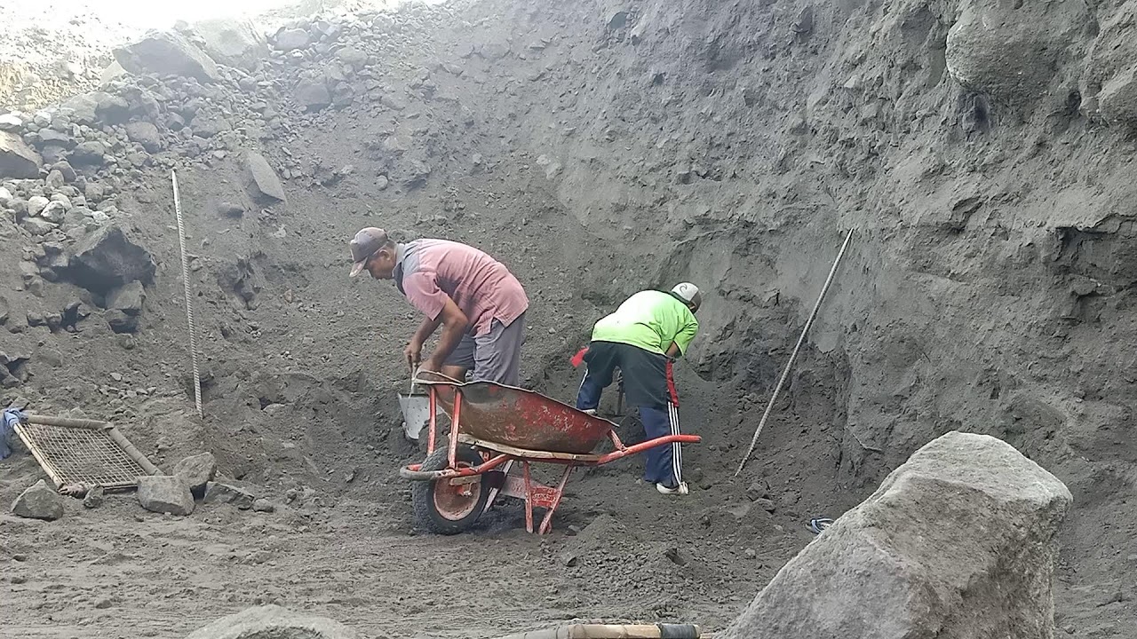 LIVE: Dropping A Colossal Rock | Merapi Trail Building | MOTO MIDIO MERAPI - YouTube