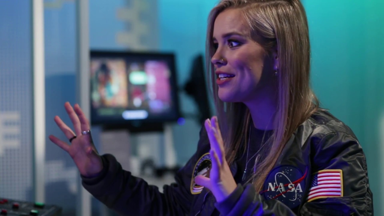 Stephanie Bendixsen plays: Objects in Space - YouTube