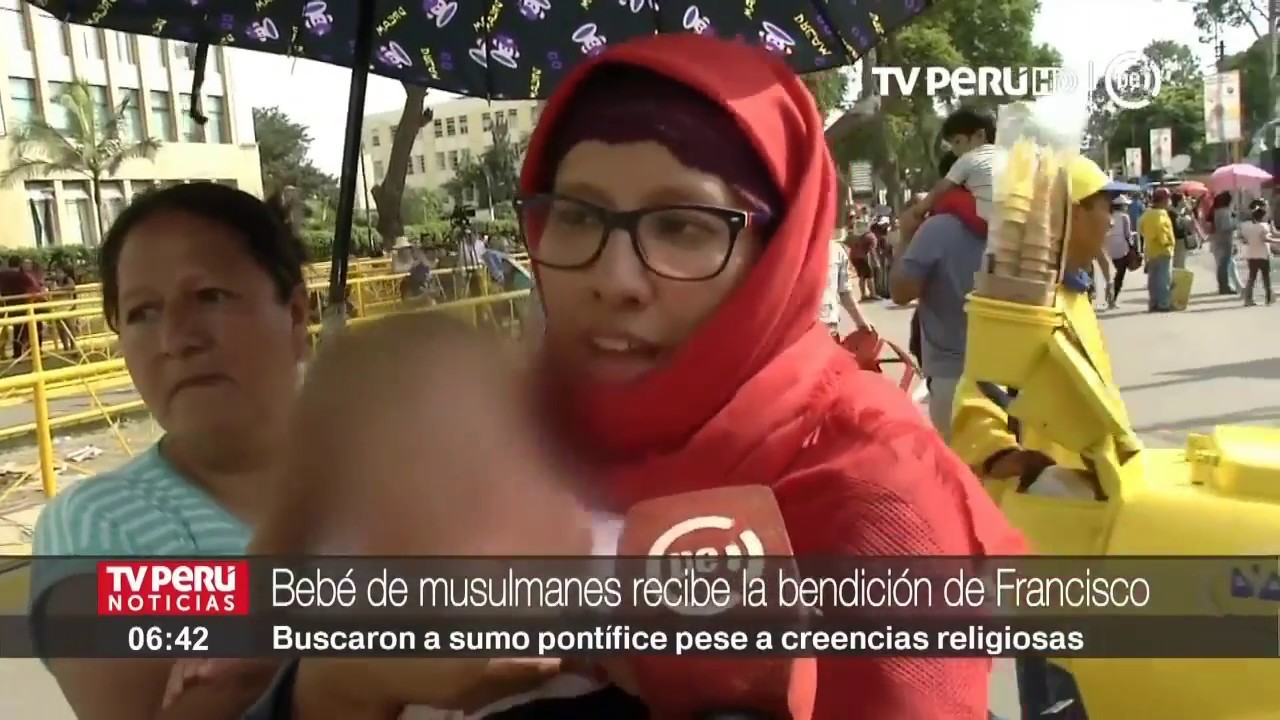 Bebé de musulmanes recibe la bendición del sumo pontífice - YouTube