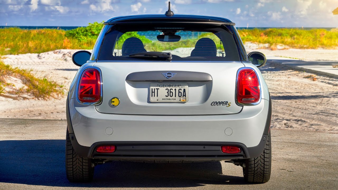 2020 MINI Cooper SE premium compact car with an electric drive system ...