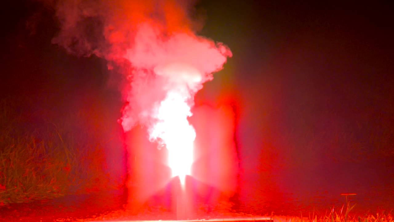 Nico Bengalfeuer - rot mit strobe und F1 Zulassung - YouTube