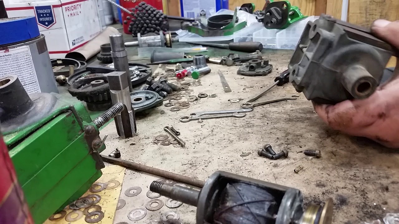 Magneto John Deere hit miss engine - YouTube