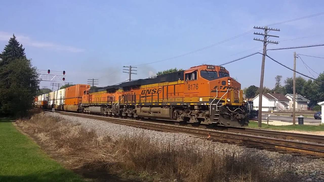 BNSF 8176 leads EB stacktrain - YouTube