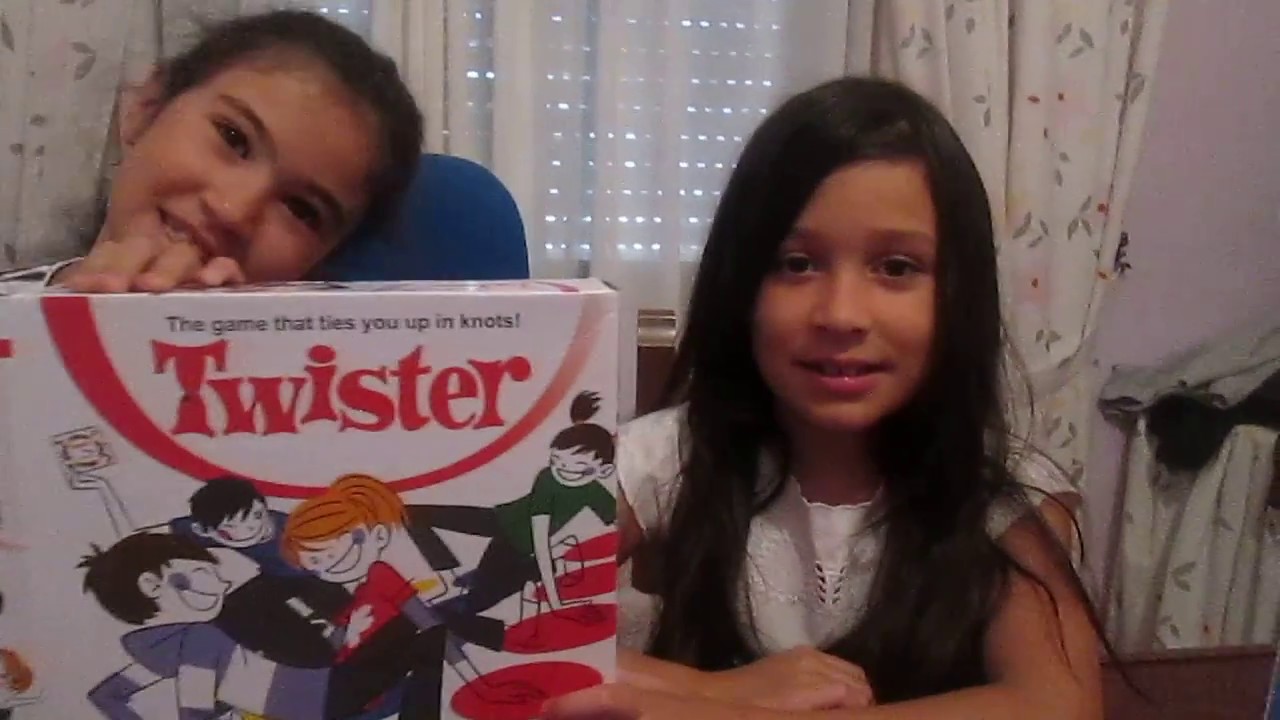 María Cacho Sandía enseña Twister con una compañía muy especial! - YouTube