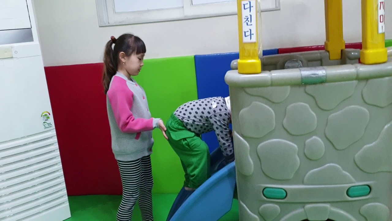 행복한 누나와동생김이태소아과놀이터 Youtube