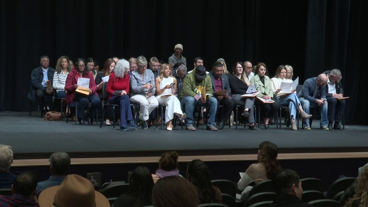 High school students witness 39 people become U.S. citizens - YouTube
