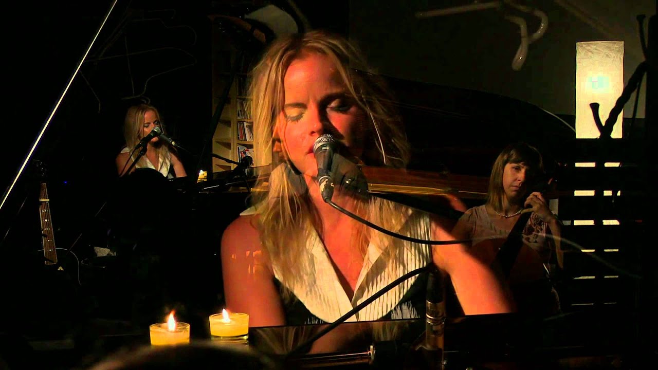 Lesley Pike Tug of War Live at Musideum - YouTube