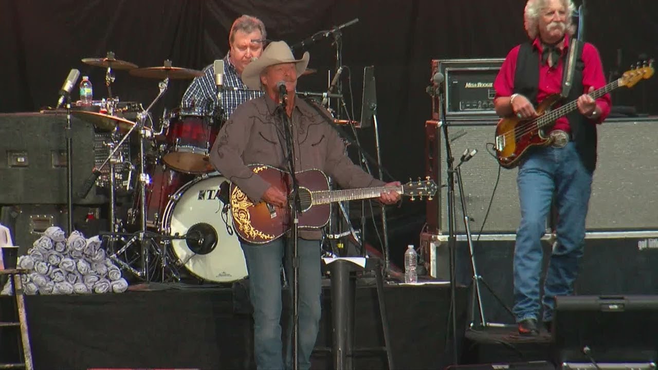 Goin' To The Lake: Alan Jackson At WE Fest - YouTube