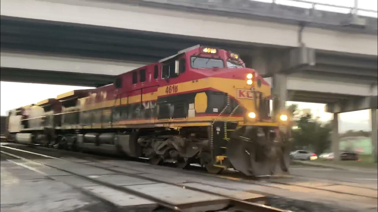 KCS 4618 meets UP 5617 pass South Post Oak road in Houston TX on 11/20/21 - YouTube