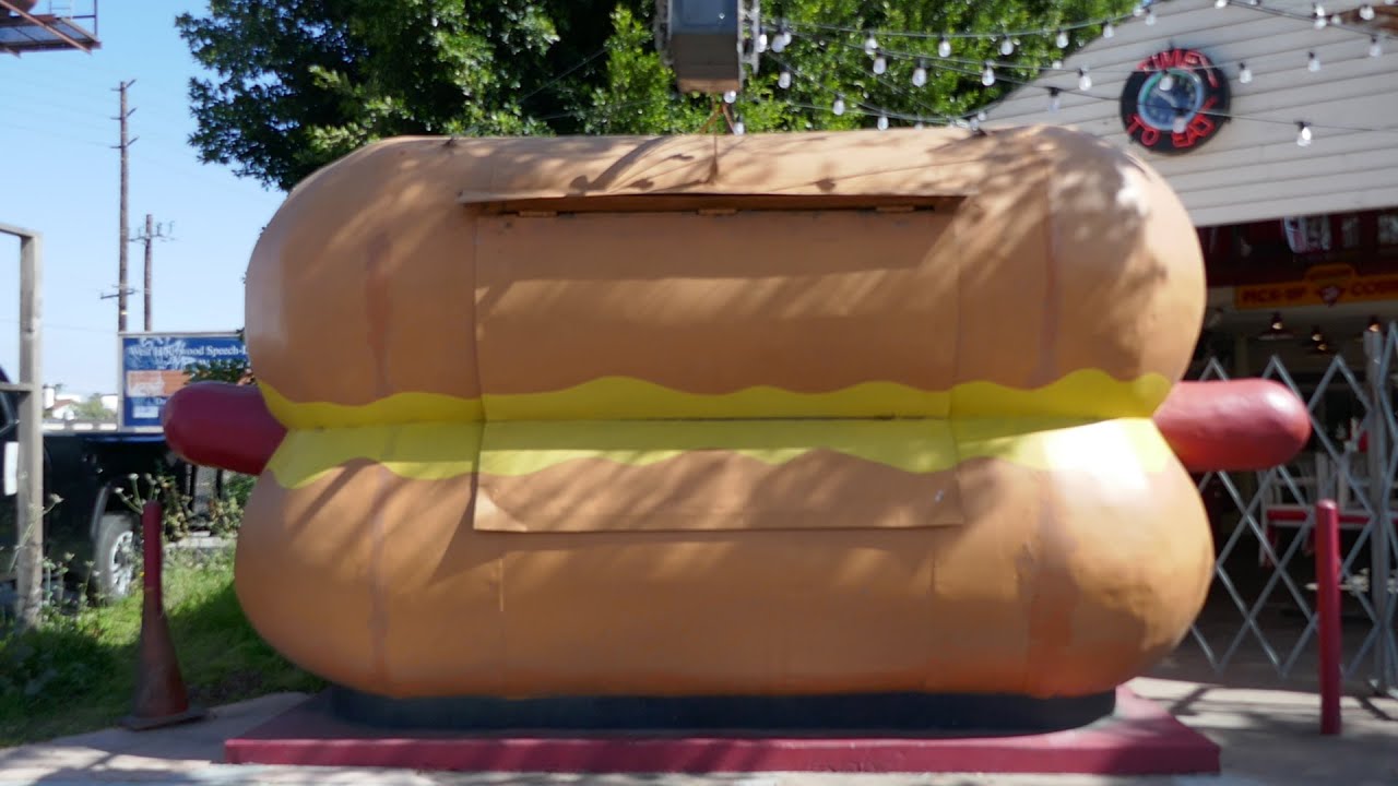 Tail O' the Pup Hot Dog Shaped Restaurant Los Angeles California USA ...