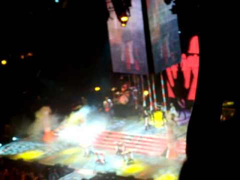 MILEY CYRUS LIVE "GNO" AT LONDON 02 ARENA 14TH DECEMBER 2009 - YouTube