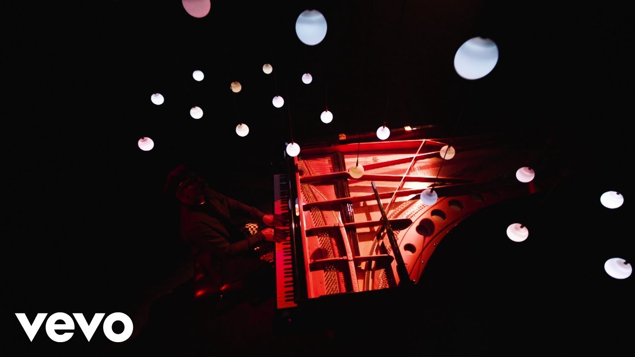 Alexis Ffrench - Feliz Navidad | ChristmasMusic.com