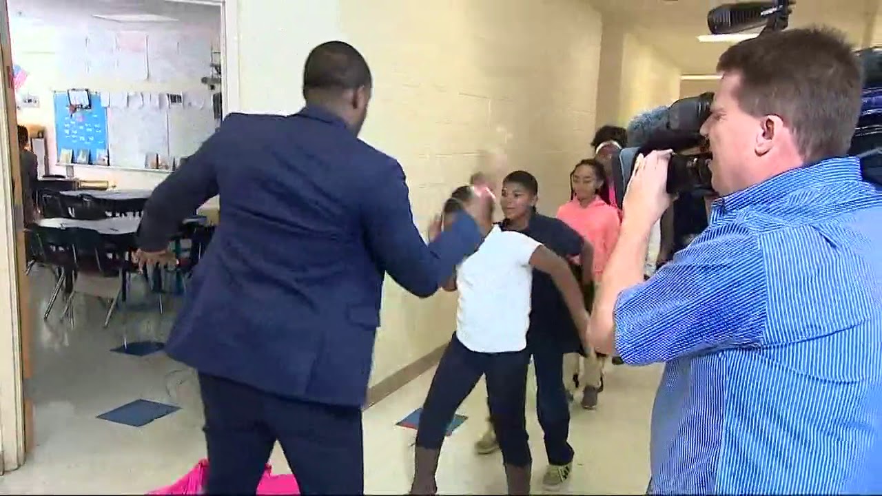 'Handshake' teacher teaching students how to step - YouTube