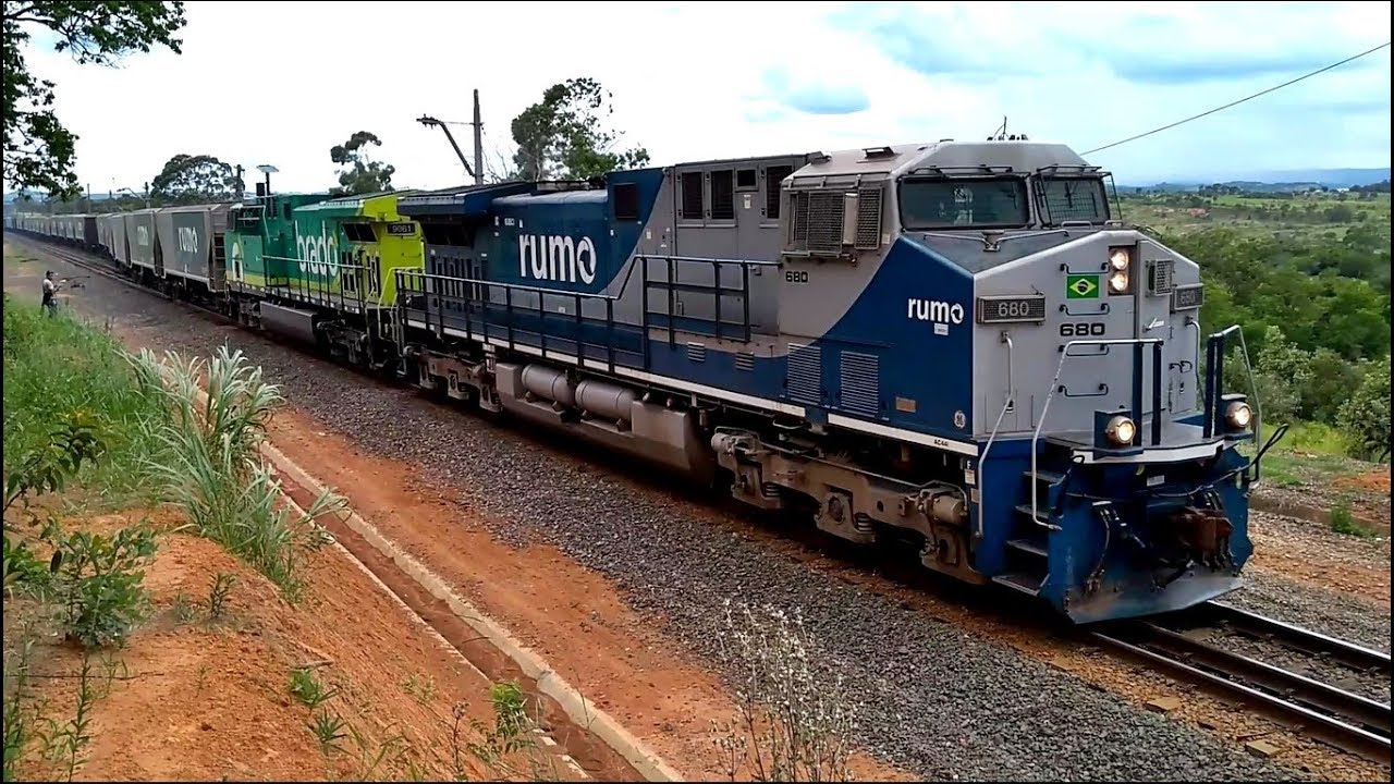 Trem carregado da RUMO Logística com locotrol partindo do pátio de ...