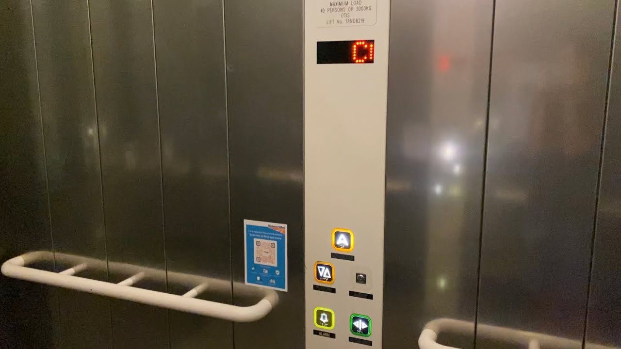 HUGE 2016 Otis Hydraulic Lift @ New Street Station Platform 8 ...