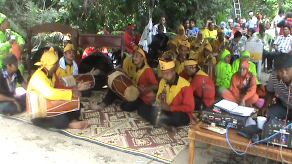 Persembahan seni silat - YouTube