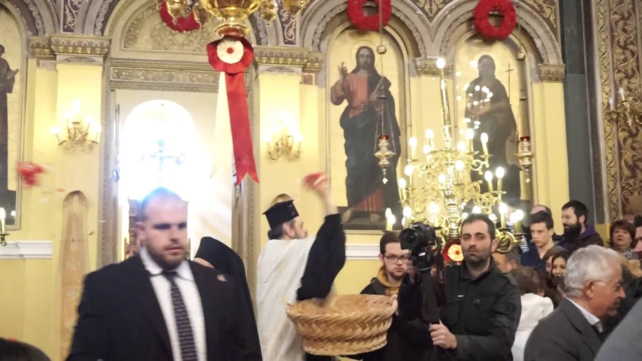 Πρωτη ανασταση Ναος Αγιου Δημητριου Πατρας ,σπασιμο σταμνας. - YouTube