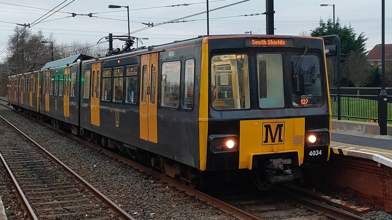 Tyne & Wear Metro: Metrocars 4034 and 4009 leave Percy Main - YouTube